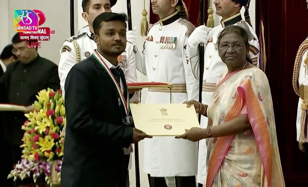 SOA VOLUNTEER PRESENTED NATIONAL NSS AWARD BY THE PRESIDENT – Kalinga Voice